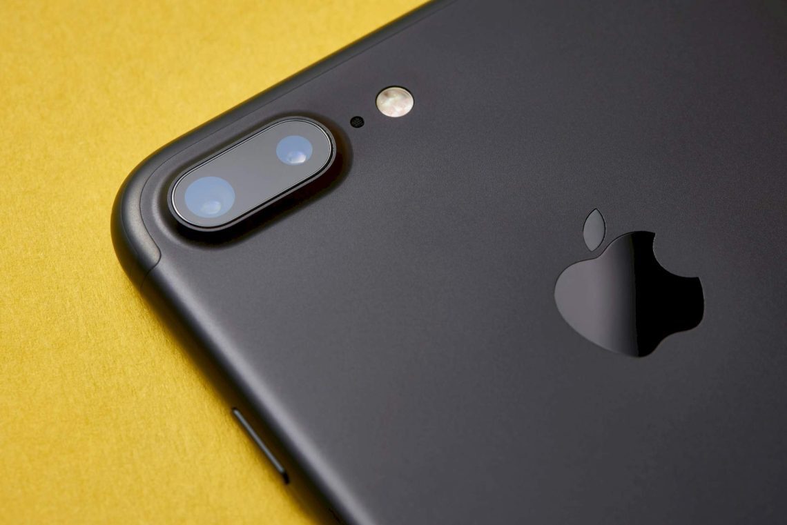 Apple foldable clamshell iPhone takes us back in time - TechBriefly