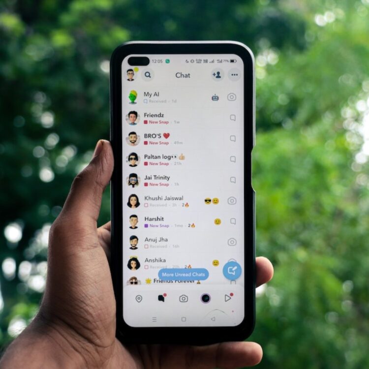 Snapchat half swipe: how to read messages secretly (iPhone & Android ...